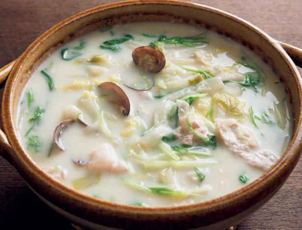 【白菜使い切り】あさりのだしが染みわたる「白菜とあさりの豆乳鍋」 - レタスクラブ