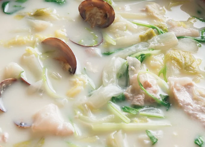 【白菜使い切り】あさりのだしが染みわたる「白菜とあさりの豆乳鍋」 - レタスクラブ